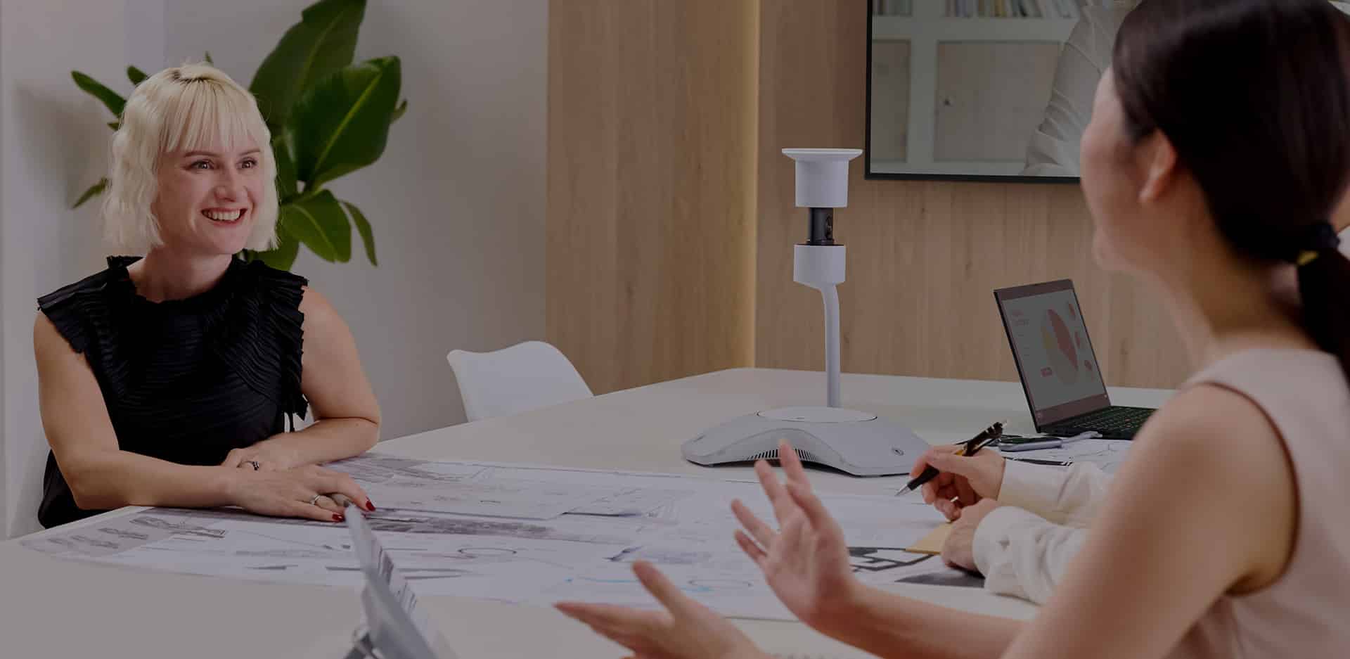 Plongez dans l'expérience immersive avec la caméra Yealink SmartVision 60 | IRIS Connect